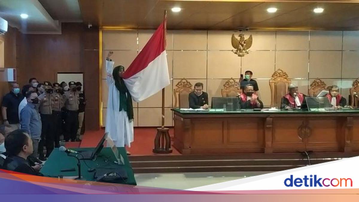 Habib Bahar Cium Bendera hingga Pekik Merdeka Usai Divonis 6 bulan Bui
