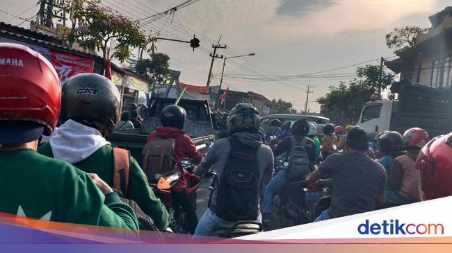 Gang-gang Penuh, Jalur Alternatif Sidoarjo-Surabaya Tak Luput dari Macet
