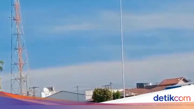 Aksi Heroik Siswa di Sumut Panjat Tiang gegara Tali Bendera Putus Aksi Heroik Siswa di Sumut Panjat Tiang gegara Tali Bendera Putus