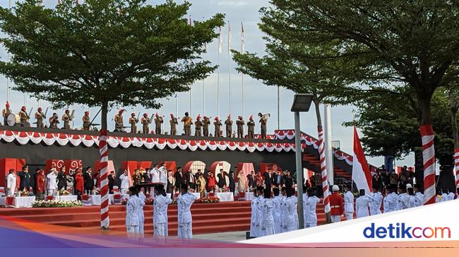 Formasi Mahkota Pengantin Bugis Paskibra di Upacara HUT RI Pemkot Makassar Formasi Mahkota Pengantin Bugis Paskibra di Upacara HUT RI Pemkot Makassar