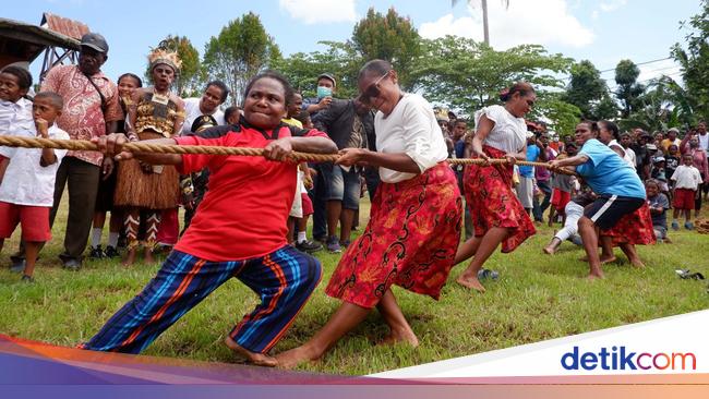 6 Lomba 17 Agustus untuk Ibu-ibu di Desa, Heboh dan Seru