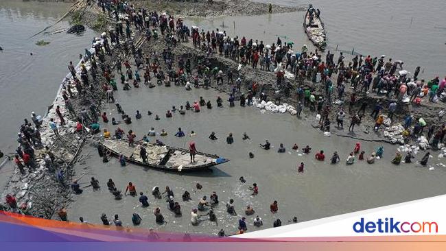Saat Warga Pesisir Bangladesh Gotong Royong Perbaiki Tanggul Jebol