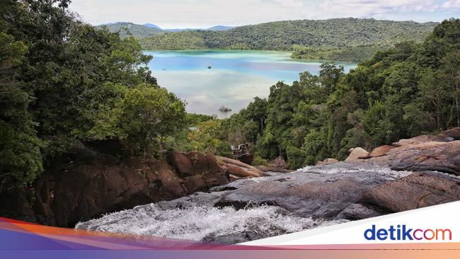 Pesona Air Terjun Temburun, Suguhkan Pemandangan Laut Lepas