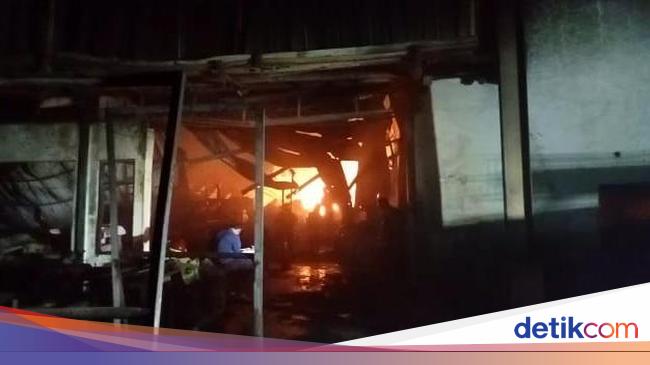 15 Jam Kebakaran Pabrik di Gunung Putri, Api Kembali Membesar Malam ini