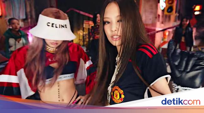 Gaya BLACKPINK di MV Pink Venom, Jennie Bikin Heboh Pakai Jersey MU