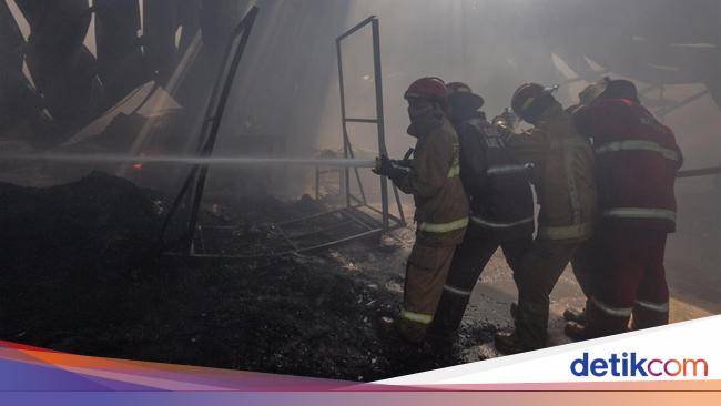 Api di Pabrik Gunung Putri Akhirnya Padam Usai 35 Jam Lebih
