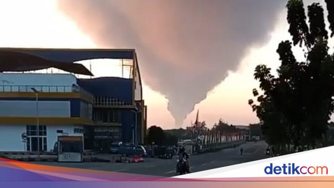 Kebakaran Pabrik di Gunung Putri, Asap Terlihat hingga Langit Depok