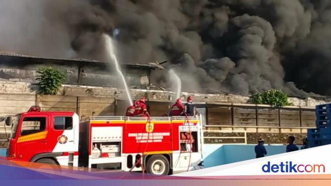 Penampakan Kebakaran Pabrik di Gunung Putri Bogor, 20 Damkar Diterjunkan