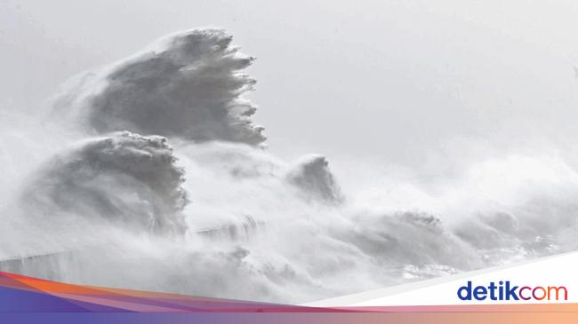 8 Foto Amukan Gelombang Pasang yang Bikin Bergidik