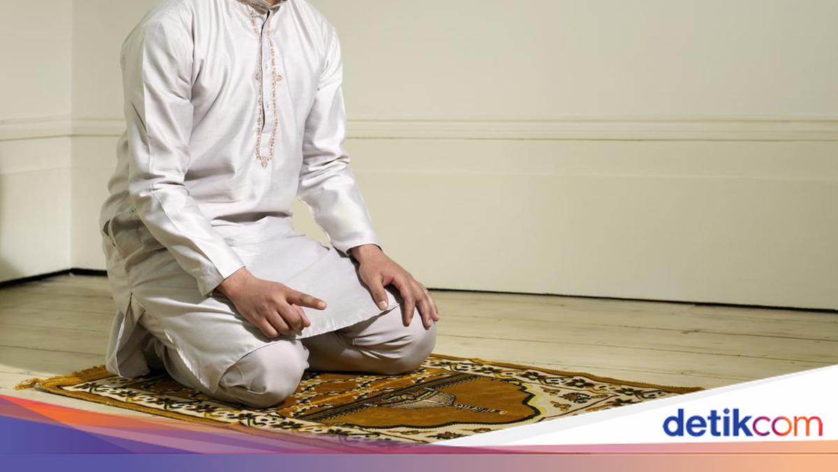 Bacaan Tahiyat Awal & Tahiyat Akhir Lengkap: Arab, Latin dan Artinya