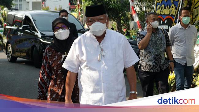 Menteri PUPR Melayat Almarhum Ayah Emil Dardak