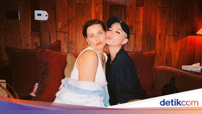 Gaya Slay Agnez Mo Saat Pose Bareng Nelly Furtado
