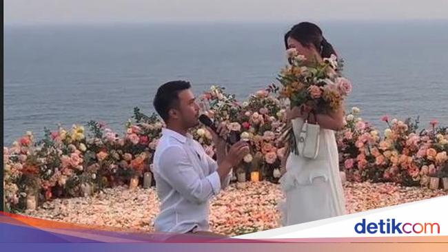 Momen Romantis Yakup Hasibuan Berlutut Lamar Jessica Mila