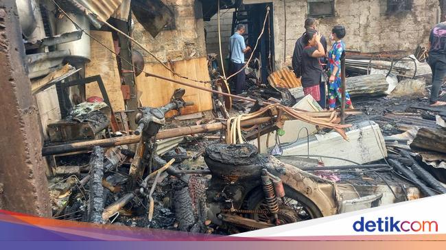Kebakaran di Simprug Golf Jaksel Padam, Warga Cari Sisa Barang Selamat