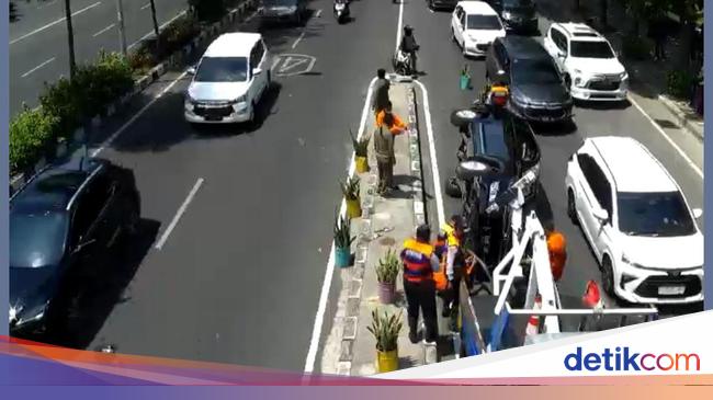 Hindari Pemotor, Innova Terbalik di Bundaran Satelit Surabaya