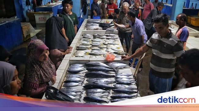 Beli Ikan di Pasar Ini Nggak Ditimbang Dulu, Kuncinya Saling Percaya