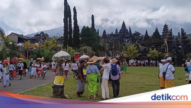 Harga Tiket ke Pura Besakih Naik, Wisman-Guide Ngaku Tak Keberatan Harga Tiket ke Pura Besakih Naik, Wisman-Guide Ngaku Tak Keberatan