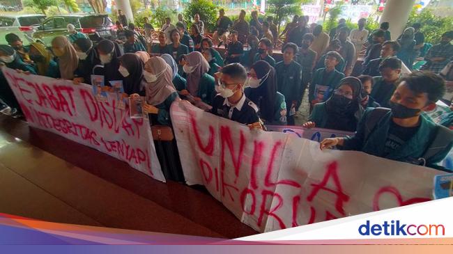 Rektor Unila Tersangka Suap, Mahasiswa Demo di Kampus Rektor Unila Tersangka Suap, Mahasiswa Demo di Kampus