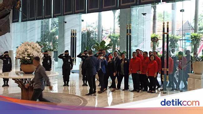 Puan Maharani Tiba di NasDem Tower untuk Bertemu Surya Paloh Puan Maharani Tiba di NasDem Tower untuk Bertemu Surya Paloh