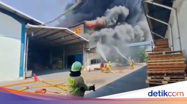 2 Petugas Damkar Sesak Napas Saat Padamkan Kebakaran Pabrik Kimia di Jakut