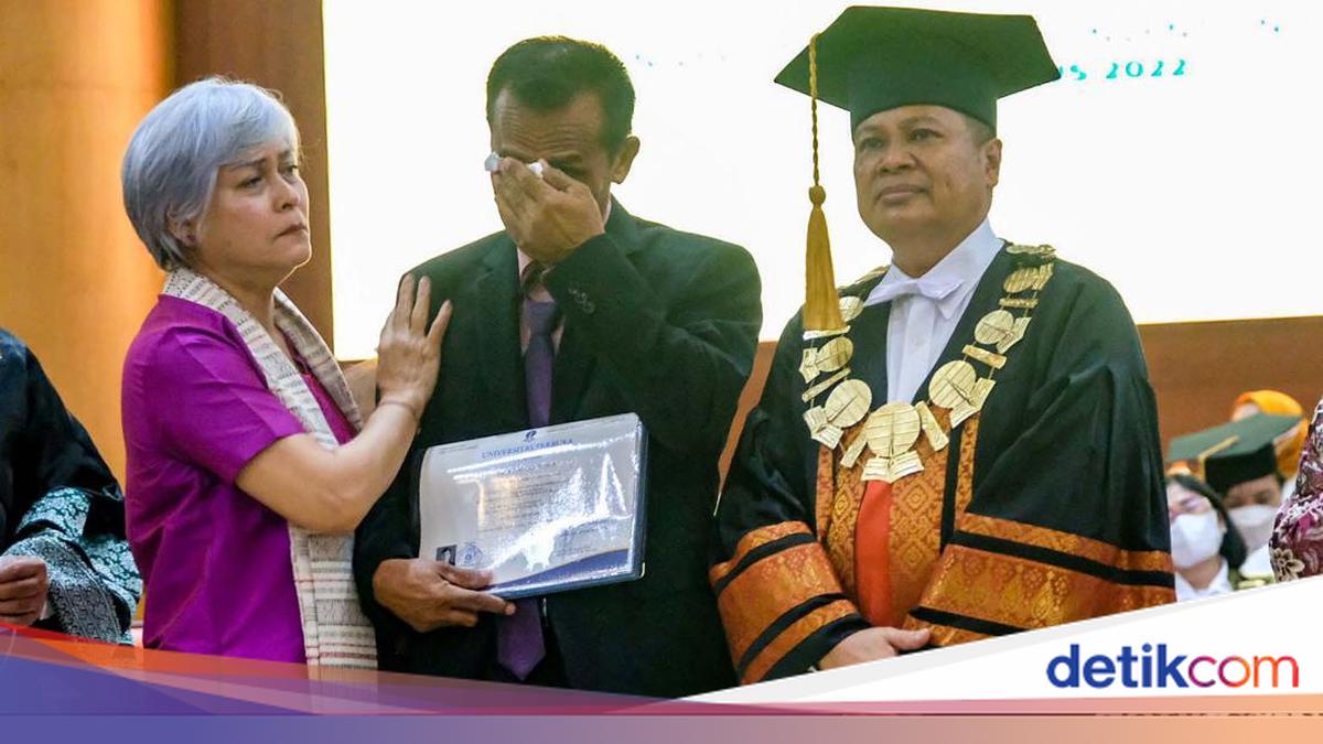 Momen Haru Sang Ayah Wakili Wisuda Brigadir Yosua di UT Tangsel