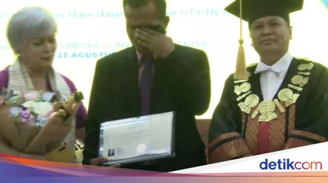 Tangis Haru Ayah Yoshua Wakili Kelulusan Anaknya Jadi Sarjana Hukum