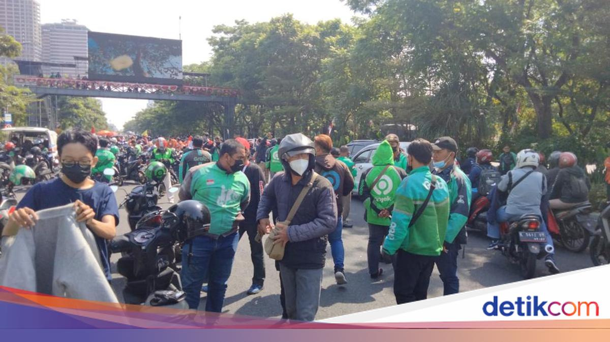 Driver Ojol Surabaya Ramai-ramai Sweeping Rekannya yang Tak Ikut Demo