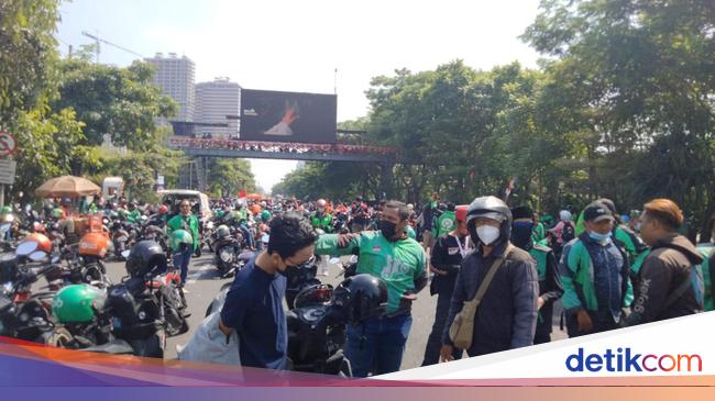 Keluh Kesah Pengendara Kena Macet Imbas Demo Ojol di Surabaya