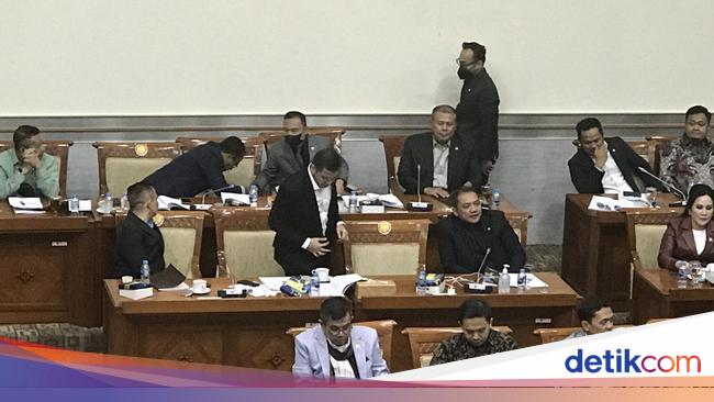Pimpinan DPR Dasco Hadir di Rapat Komisi III dan Kapolri Pimpinan DPR Dasco Hadir di Rapat Komisi III dan Kapolri
