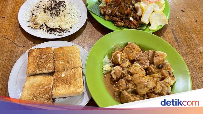 Ngemil Roti Bakar Wiwied Aneka Topping yang Legendaris Lezatnya