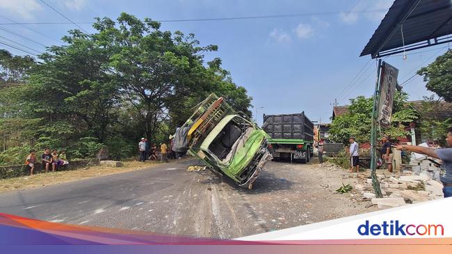 Truk Muat Ayam Tabrak Kafe-Terguling di Mojokerto, Sopir-Penumpang Terluka