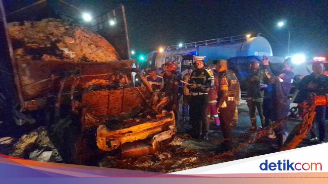 Kecelakaan Porsche Nabrak Truk Lalu Terbakar, Nyetir Mobil Sport Tak ... Kecelakaan Porsche Nabrak Truk Lalu Terbakar, Nyetir Mobil Sport Tak ...