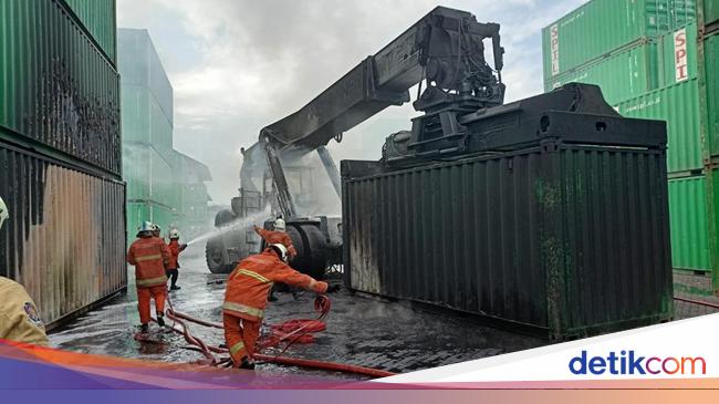Alat Pengangkat Kontainer yang Terbakar Padam, Penyebab Masih Diselidiki
