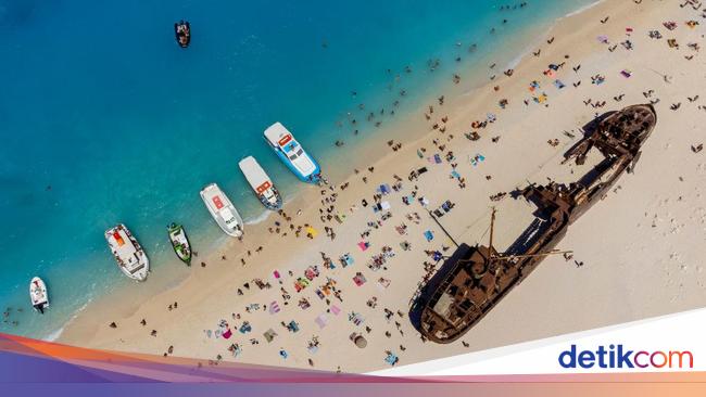 Terhipnotis Keindahan Pantai Kapal Karam di Yunani