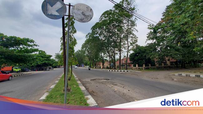 Hati-hati, Lubang Berbahaya di Jalan Dekat Kantor DPRD Sukabumi Hati-hati, Lubang Berbahaya di Jalan Dekat Kantor DPRD Sukabumi
