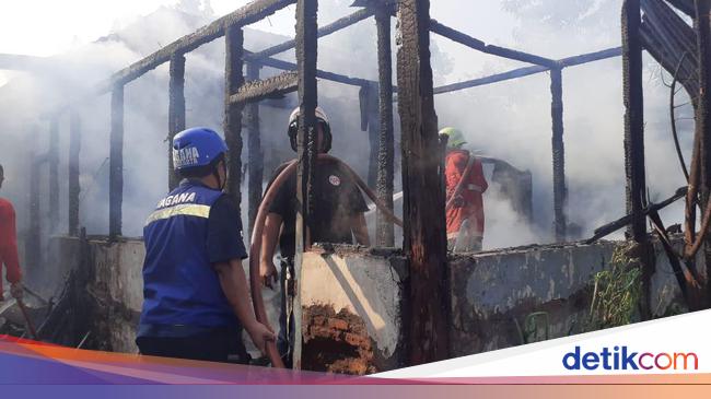 Rumah Kos di Solo Ludes Terbakar, Damkar Kesulitan Masuk Gang