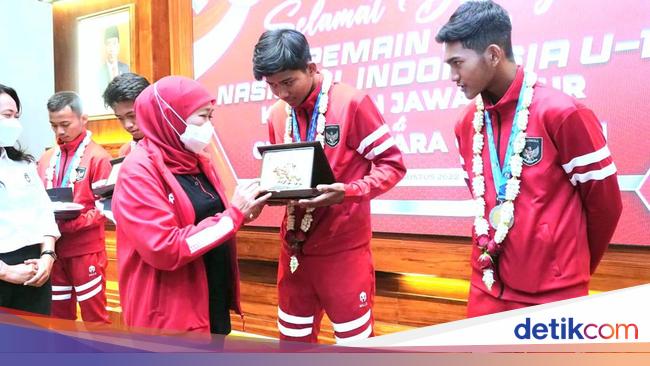 Gubernur Khofifah Apresiasi Jawara Piala AFF U-16, Ini Pesannya Gubernur Khofifah Apresiasi Jawara Piala AFF U-16, Ini Pesannya