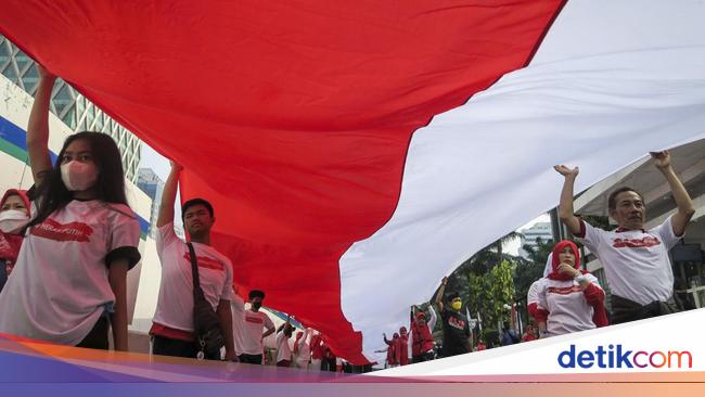 Wow! Bendera Merah Putih 1.700 Meter Membentang dari Monas-Bundaran HI