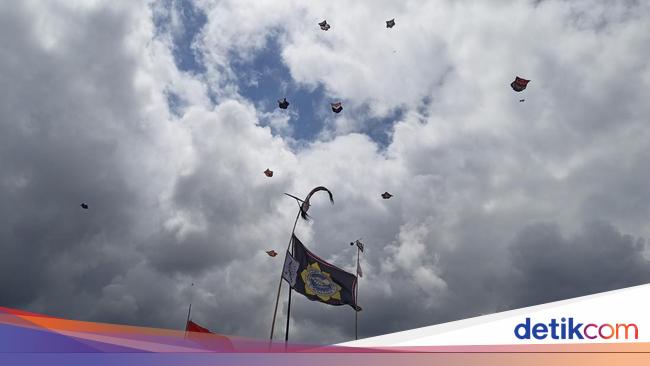 Tumbu Kite Festival, Puluhan Layang-layang Hiasi Langit Karangasem