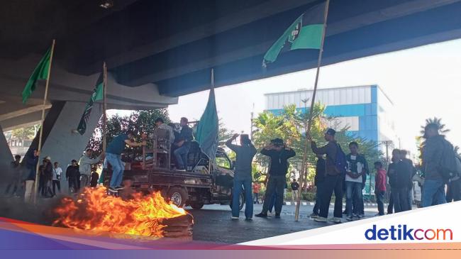 Mahasiswa Makassar Demo Tolak Kenaikan Harga BBM Bakar Ban di Fly Over