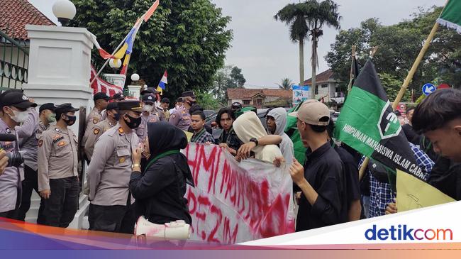 Demo di Depan DPRD Lebak, Mahasiswa Tolak Kenaikan Harga BBM Demo di Depan DPRD Lebak, Mahasiswa Tolak Kenaikan Harga BBM