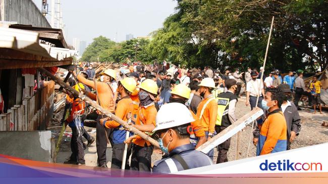 Potret 120 Bangunan Liar Tempat Prostitusi-Judi di Gunung Antang Dibongkar