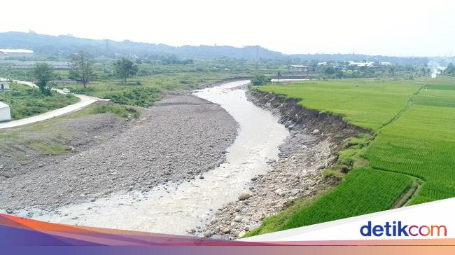 Cegah Banjir-Pengikisan Tanah, Sedimentasi Sungai Cikao Dikeruk