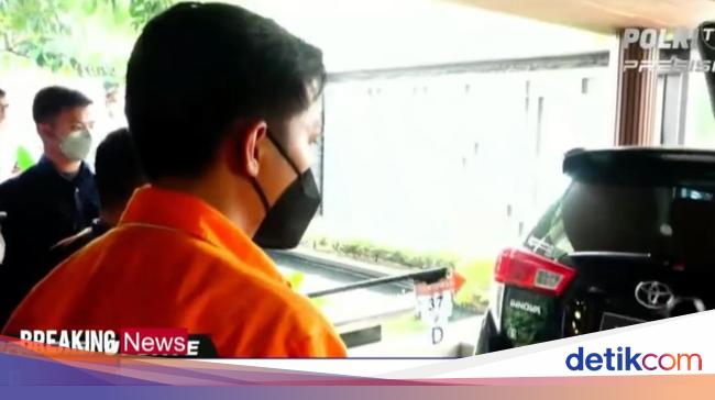 Pengacara Ungkap Bharada E Trauma-Gemetar saat Reka Ulang Tembak Brigadir J Pengacara Ungkap Bharada E Trauma-Gemetar saat Reka Ulang Tembak Brigadir J
