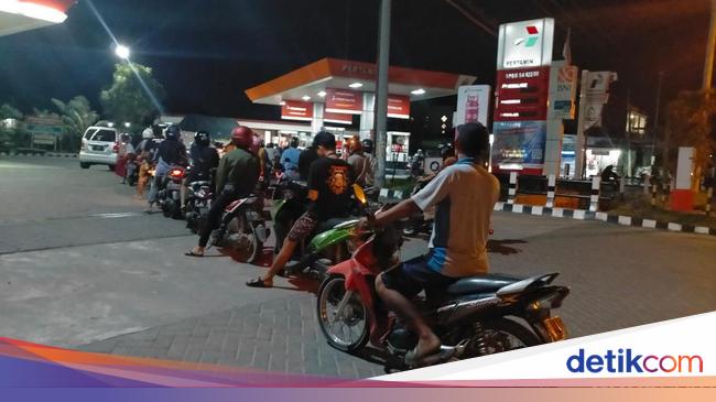 Menengok Antrean Mengular di SPBU Lamongan, Ada yang Cuma Ikut-ikutan