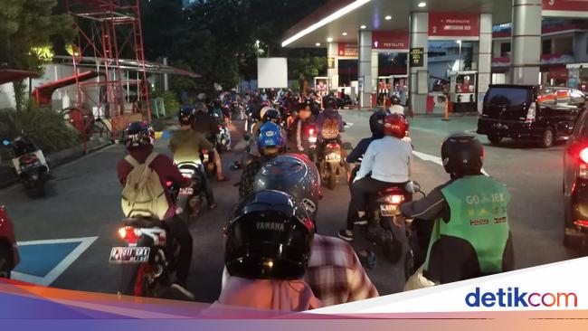 Heboh Kabar Harga BBM Naik Besok, Antrean di SPBU Bikin Shock!