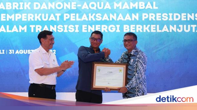 PLN Serahkan 800 Sertifikat REC ke Danone, Setara 800 MWh
