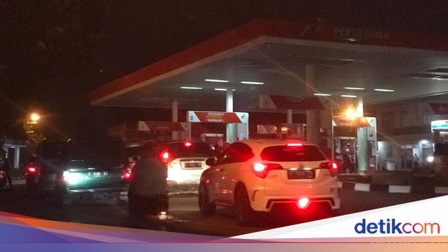 Antrean-Jeritan Warga Sukabumi dan Sumedang di SPBU