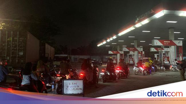 Antrean Kendaraan Juga Terjadi di SPBU Yos Sudarso Medan