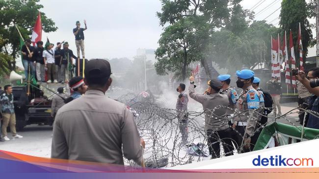 Demo Tolak Kenaikan Harga BBM di Semarang, Massa Bakar Ban-Sempat Ricuh Demo Tolak Kenaikan Harga BBM di Semarang, Massa Bakar Ban-Sempat Ricuh